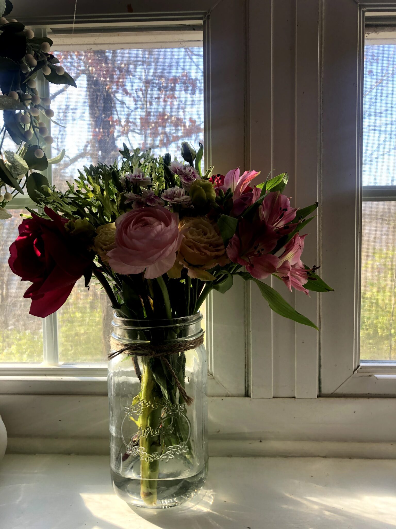 How to Arrange Grocery Store Flowers - The Homemaker's Society
